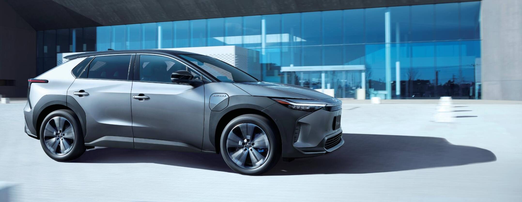 トヨタBEV「bZ4X」のサイズは？性能、電費(燃費)・航続距離も紹介 | トヨタカローラ博多